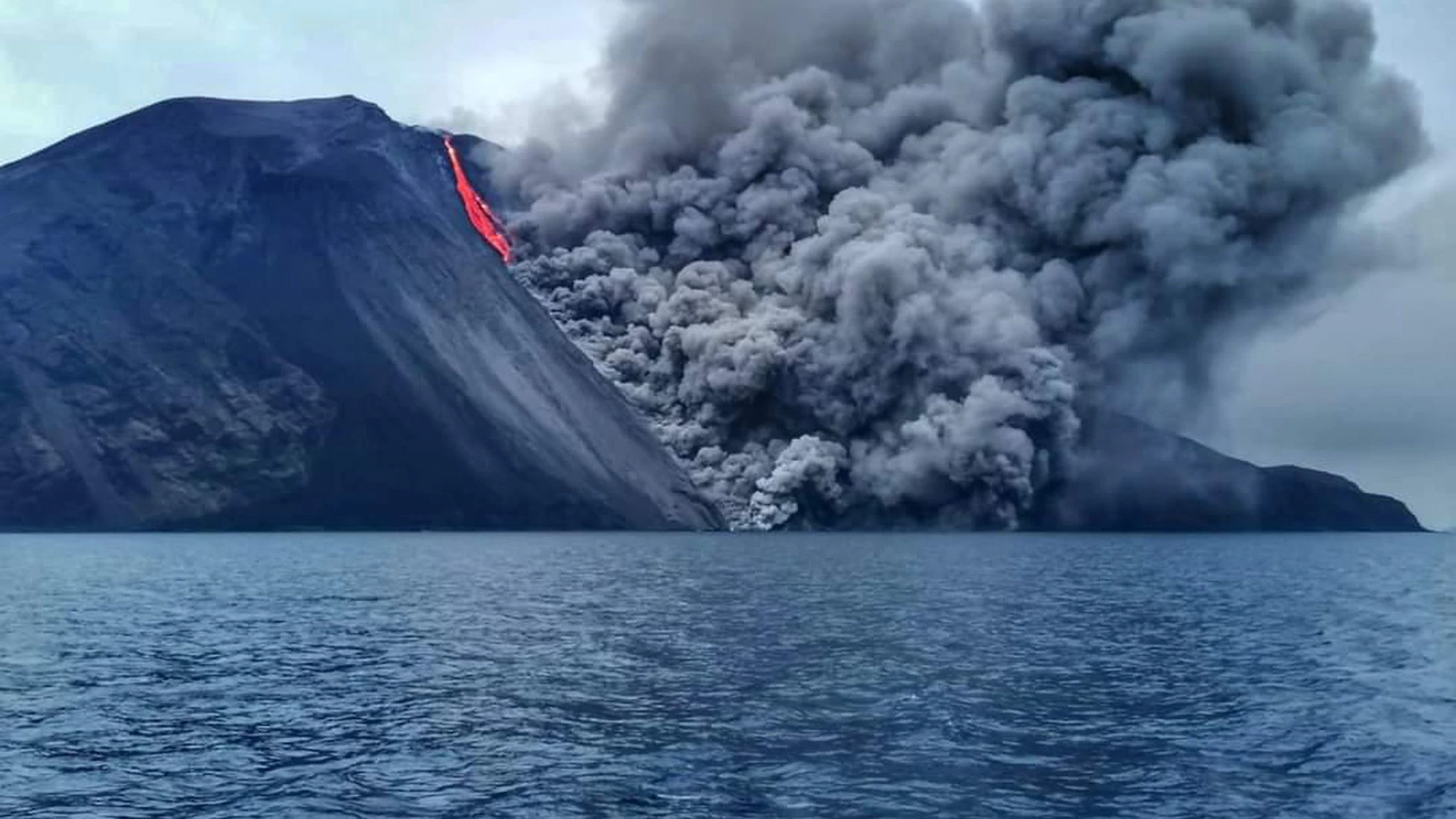 Nueva erupción del volcán Stromboli causa temor en Italia - Notiespartano