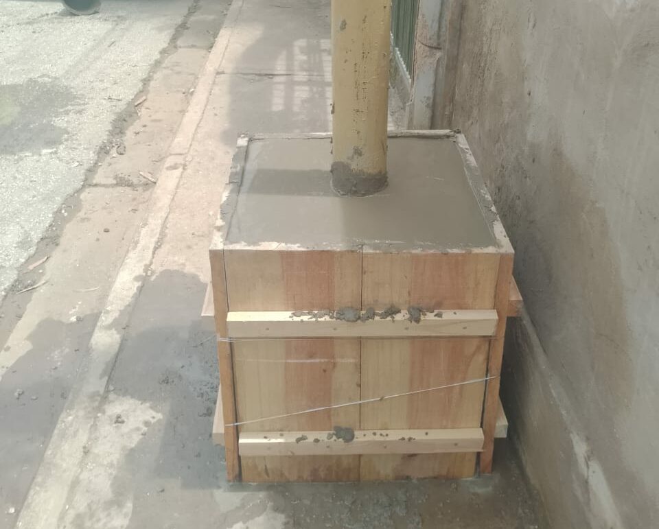 Alcaldía de Maneiro refuerza bases de postes deteriorados del municipio ...